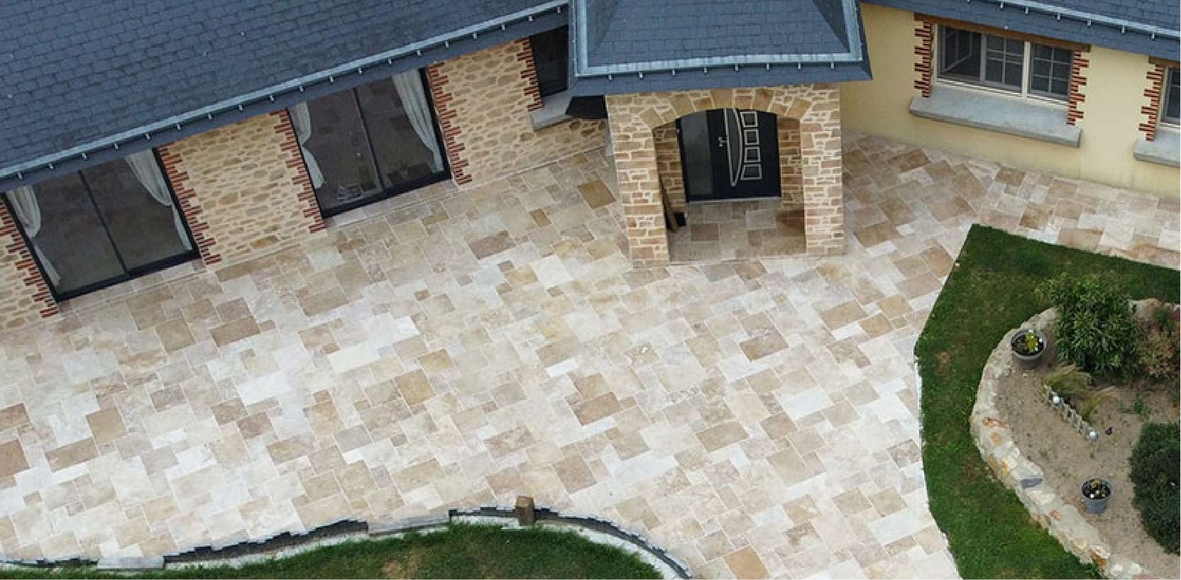 Terrasse de 200m2 en Travertin ! | Pierre et Parquet