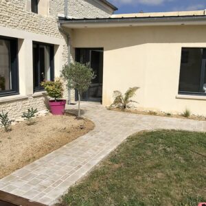 Allée en pavé en pierre naturelle : idées, styles et conseils
